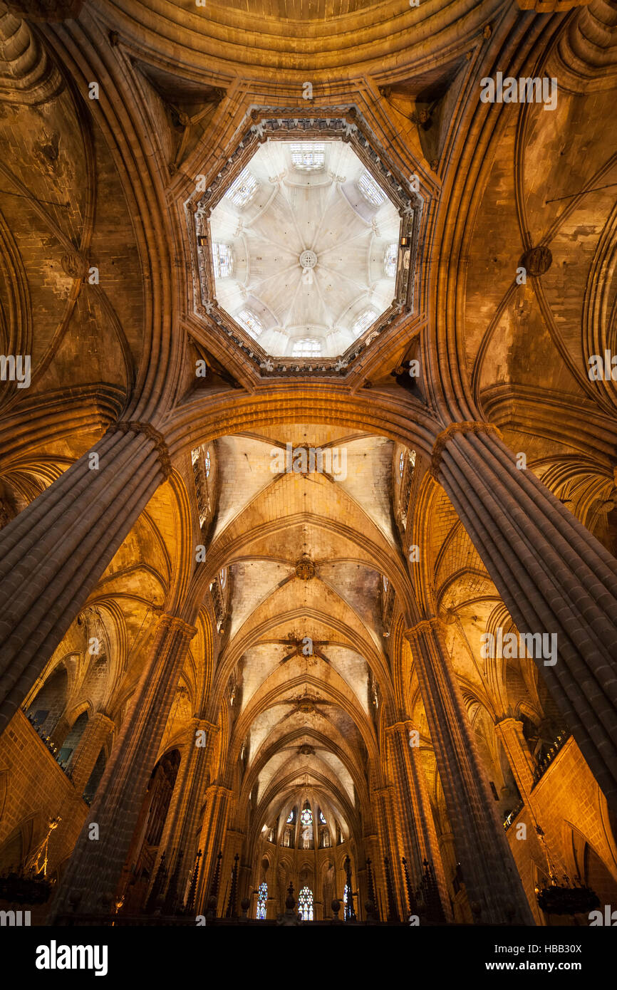 Barcelona Cathedral interior, Gothic rib vault and dome, Catalonia ...
