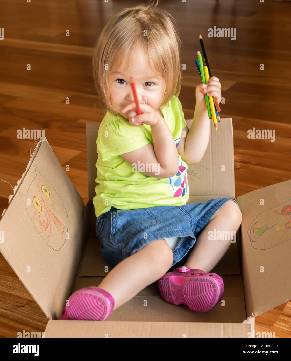 Young girl face painting hi-res stock photography and images - Alamy