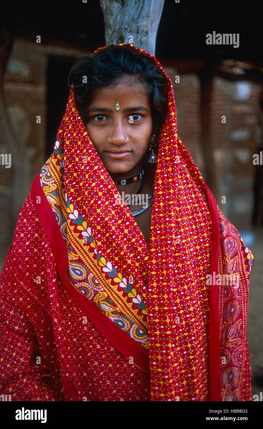 Inde, Rajasthan, Region de Ghanerao, Jeune femme Rajpute. // India ...