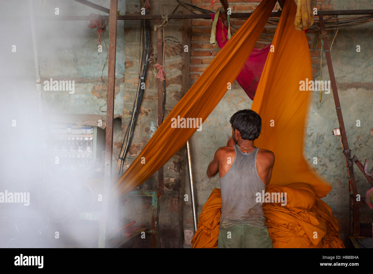 Inde, Rajasthan, Usine de Sari, teinture des tissus destines a la ...
