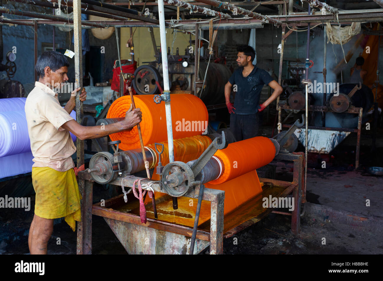 Inde, Rajasthan, Usine de Sari, teinture des tissus destines a la ...