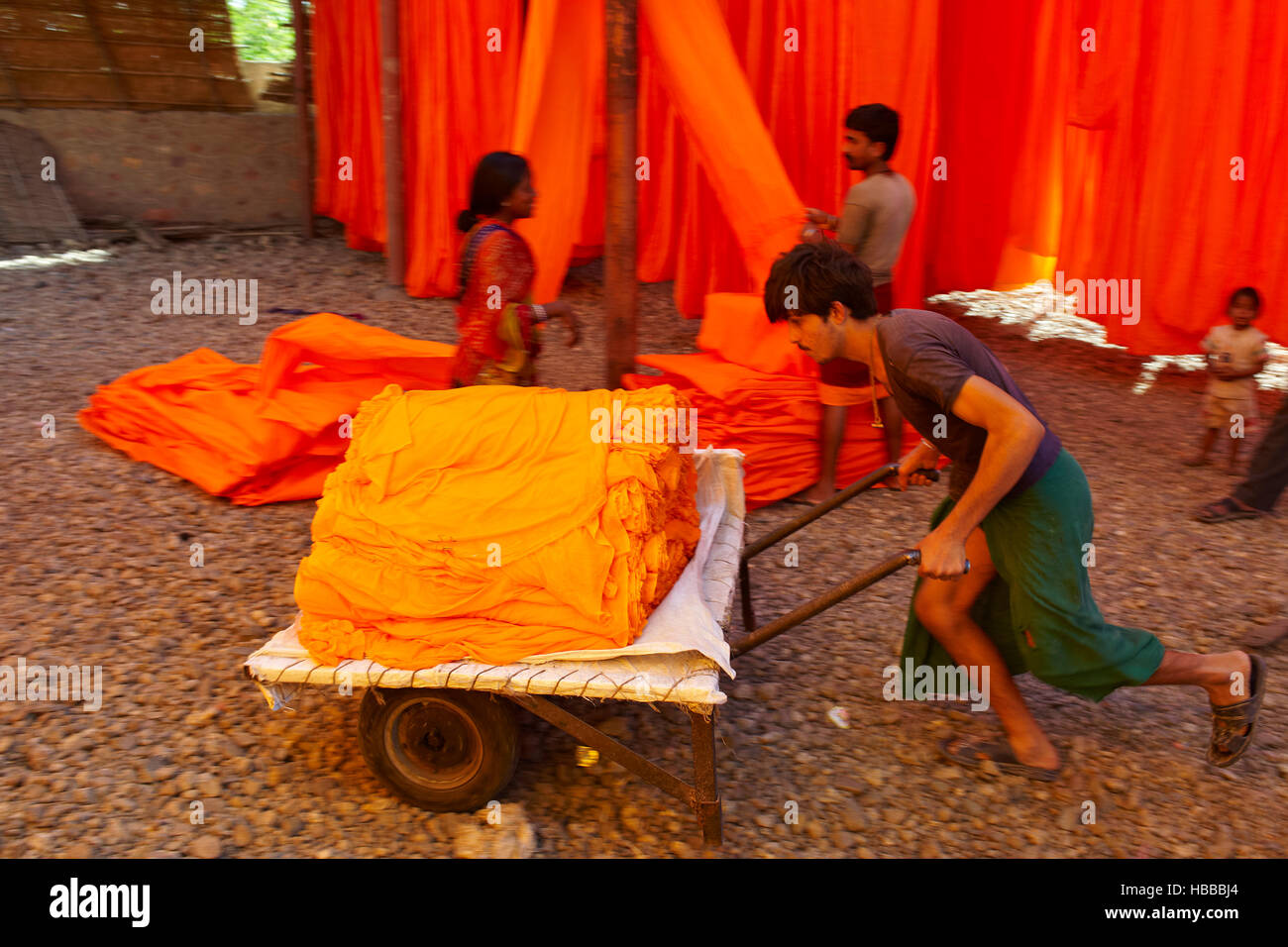 Inde, Rajasthan, Usine de Sari, manutention des balles de tissu ...