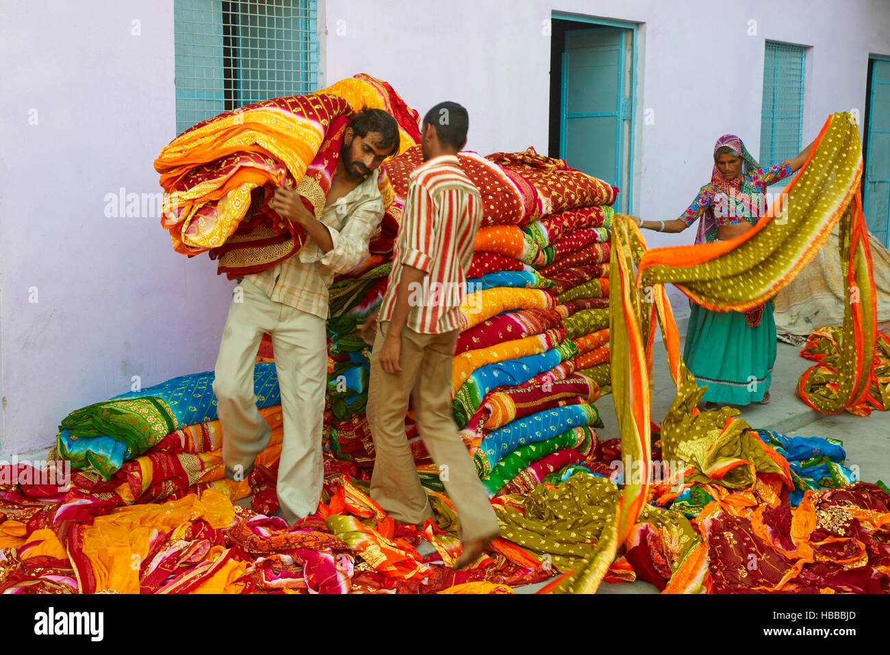 Inde, Rajasthan, Usine de Sari, manutention des balles de tissu ...