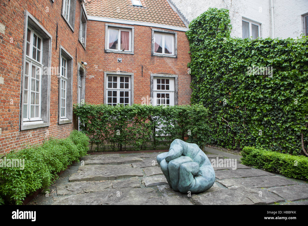 Giant hand sculpture hi-res stock photography and images - Alamy
