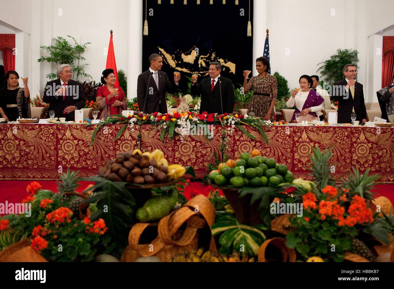 President Barack Obama offers a toast during the state dinner hosted by ...