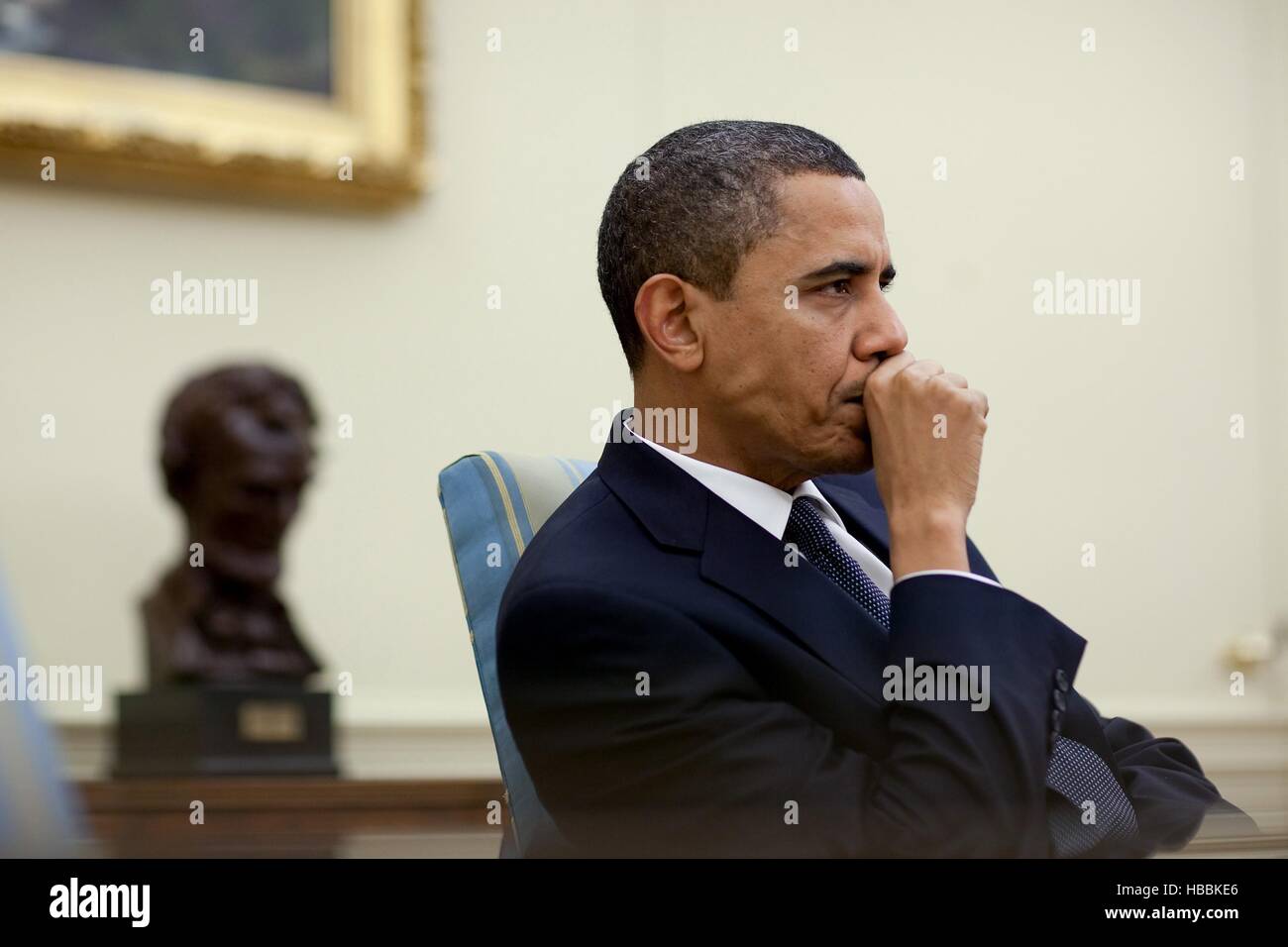 President Barack Obama meets with senior advisors in the Oval Office ...