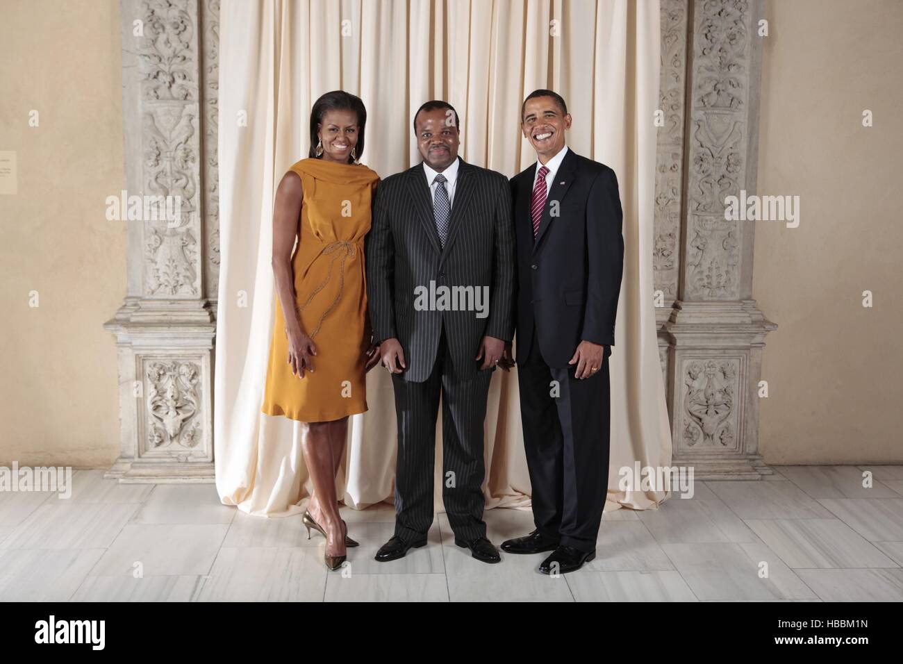 President and Michelle Obama pose with King Mswati III of Swaziland ...