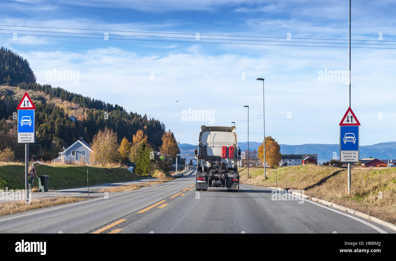Empty truck hi-res stock photography and images - Alamy