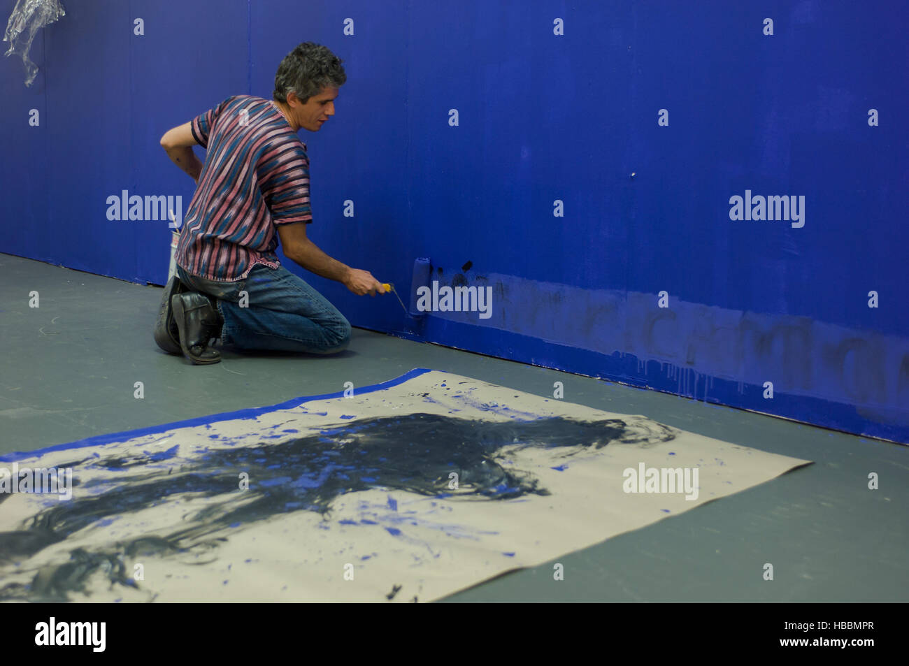 Man painting wall blue paint hi-res stock photography and images - Alamy