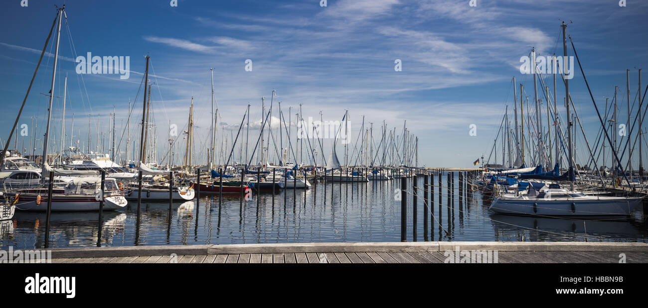 Harbor with sailing ships hi-res stock photography and images - Alamy
