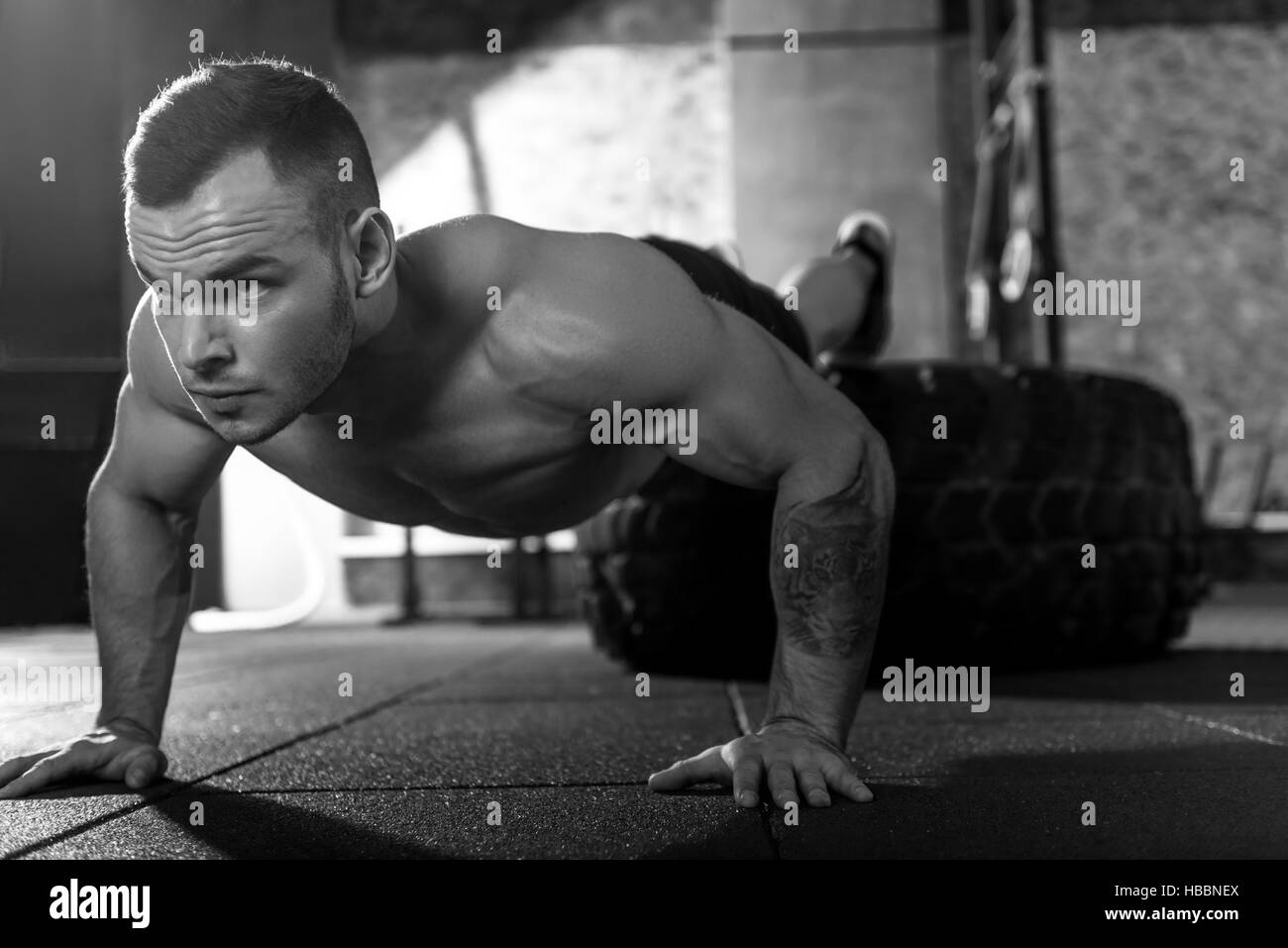 Concentrated persistent bodybuilder doing push ups Stock Photo - Alamy