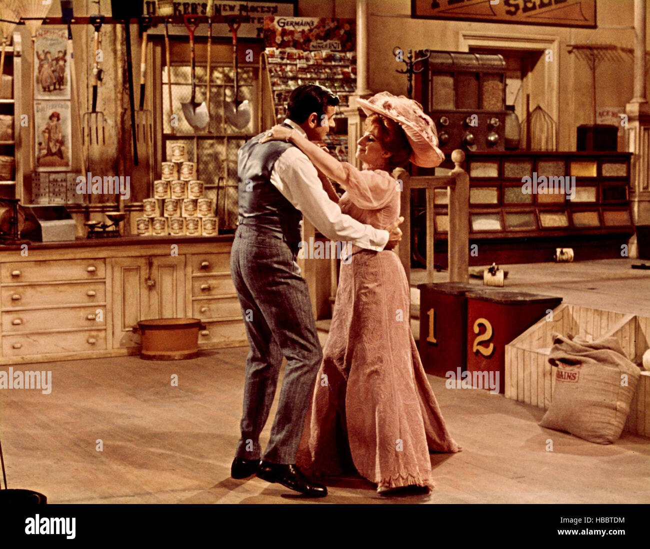 HELLO, DOLLY!, Walter Matthau, Barbra Streisand, 1969, dancing in the store Stock Photo - Alamy