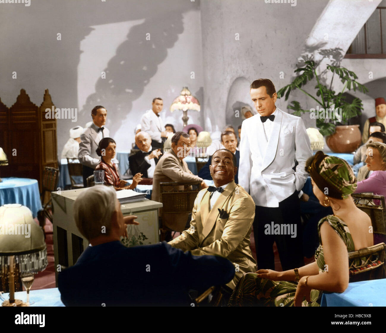 CASABLANCA, Dooley Wilson (center), Humphrey Bogart (standing, right ...