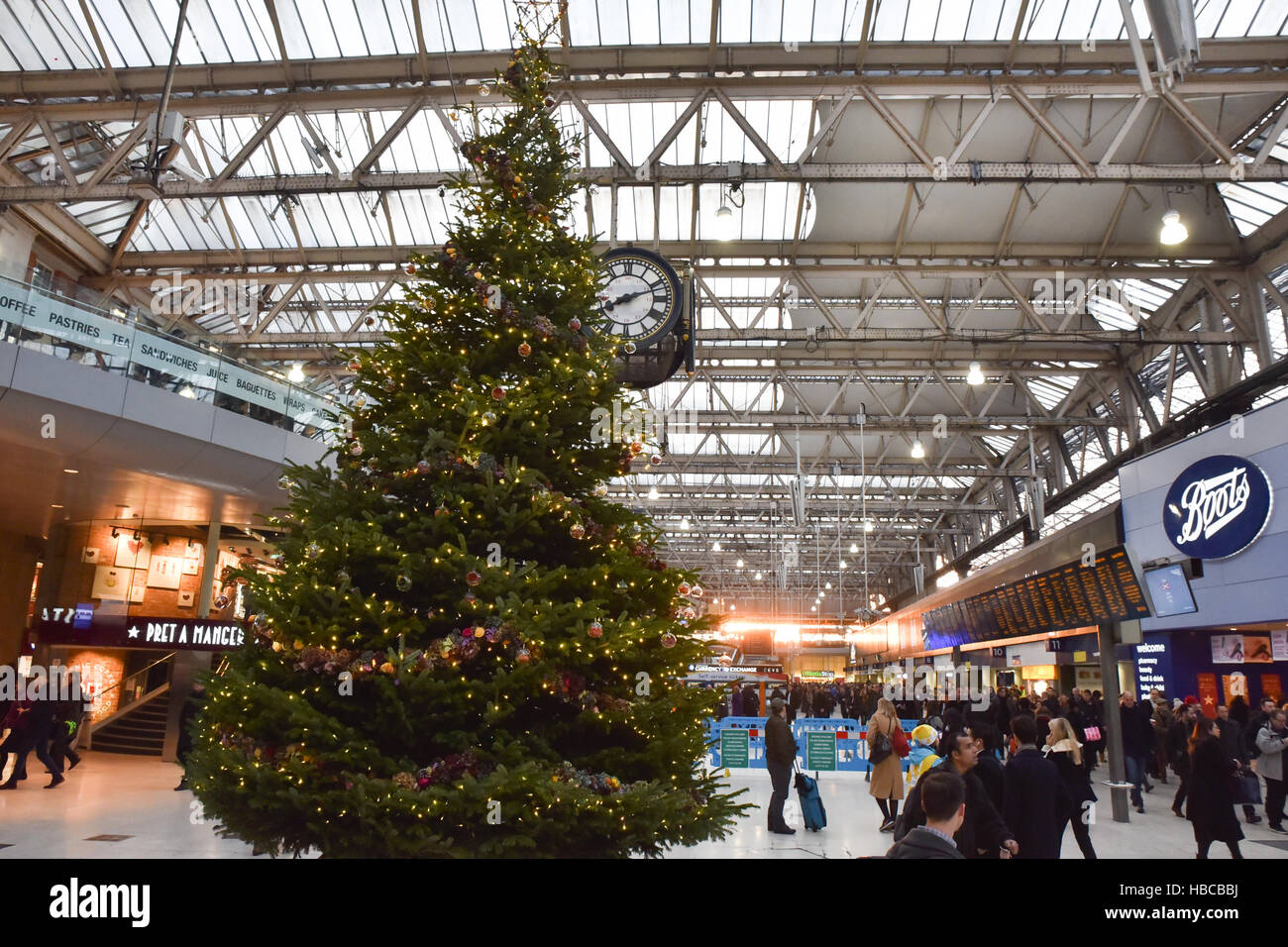 Waterloo station christmas tree hi-res stock photography and images - Alamy
