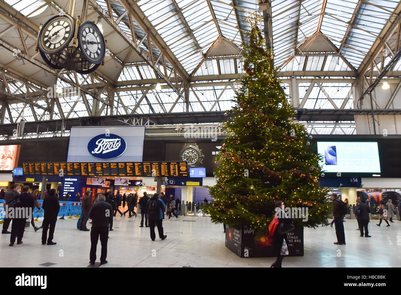 Waterloo station christmas tree hi-res stock photography and images - Alamy