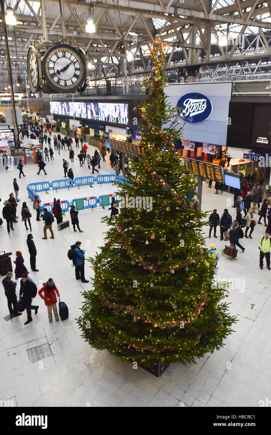 Waterloo station christmas tree hi-res stock photography and images - Alamy