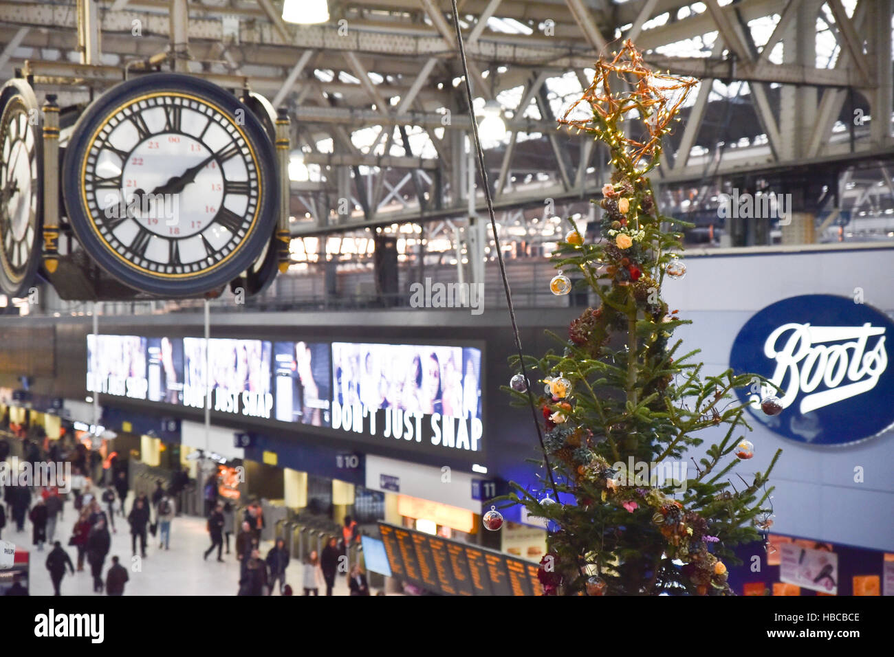 Waterloo station christmas tree hi-res stock photography and images - Alamy