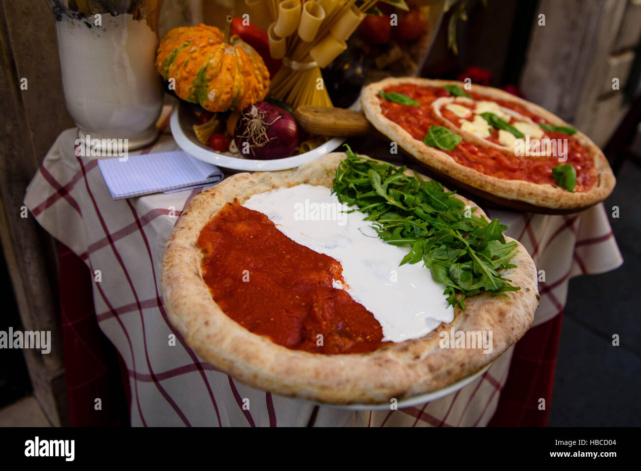 Rome, Italy. 5th Dec, 2016. A pizza in the colours of the Italian ...
