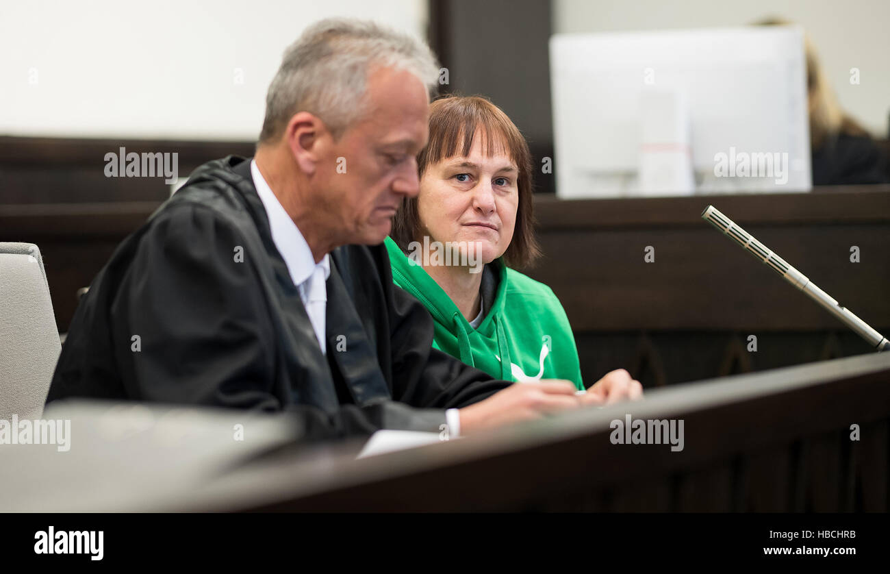 Paderborn, Germany. 6th Dec, 2016. Defendant Angelika W. (r) sitting ...