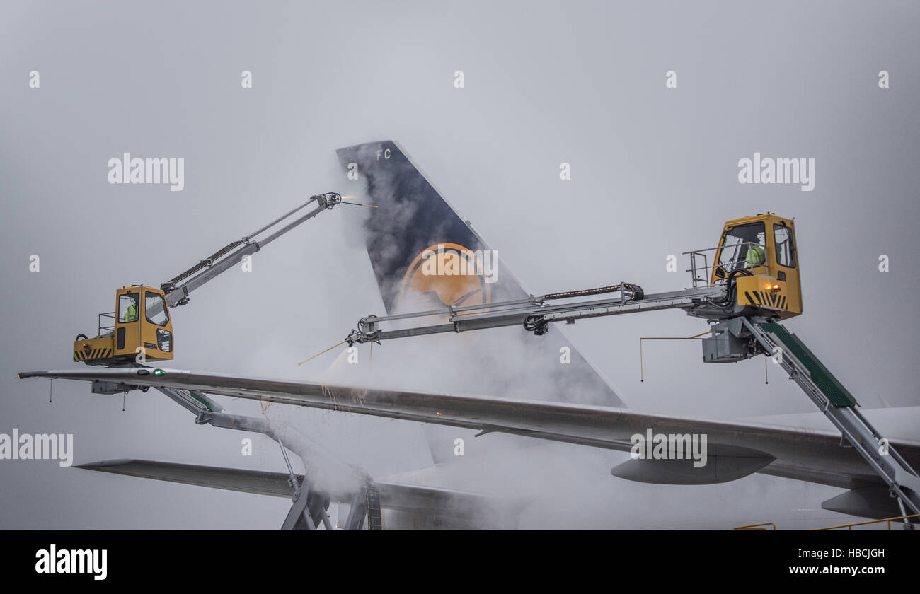 A Lufthansa plane is de-iced at the airport in Frankfurt am Main ...