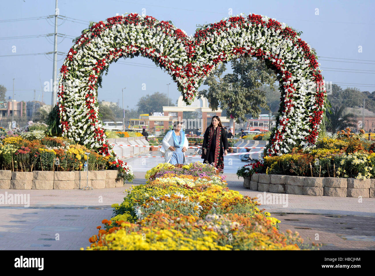 Lahore, Pakistan. 6th Dec, 2016. People visit the annual Chrysanthemum ...