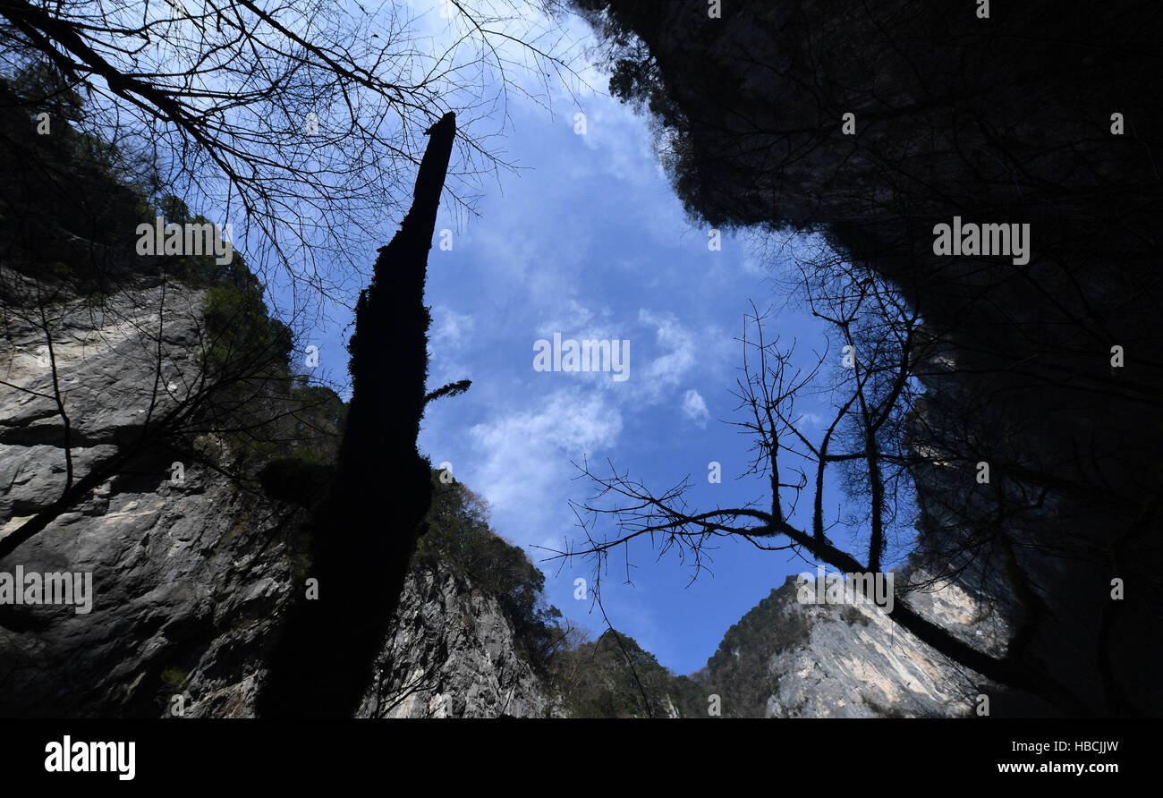 Giant sinkhole china hi-res stock photography and images - Alamy