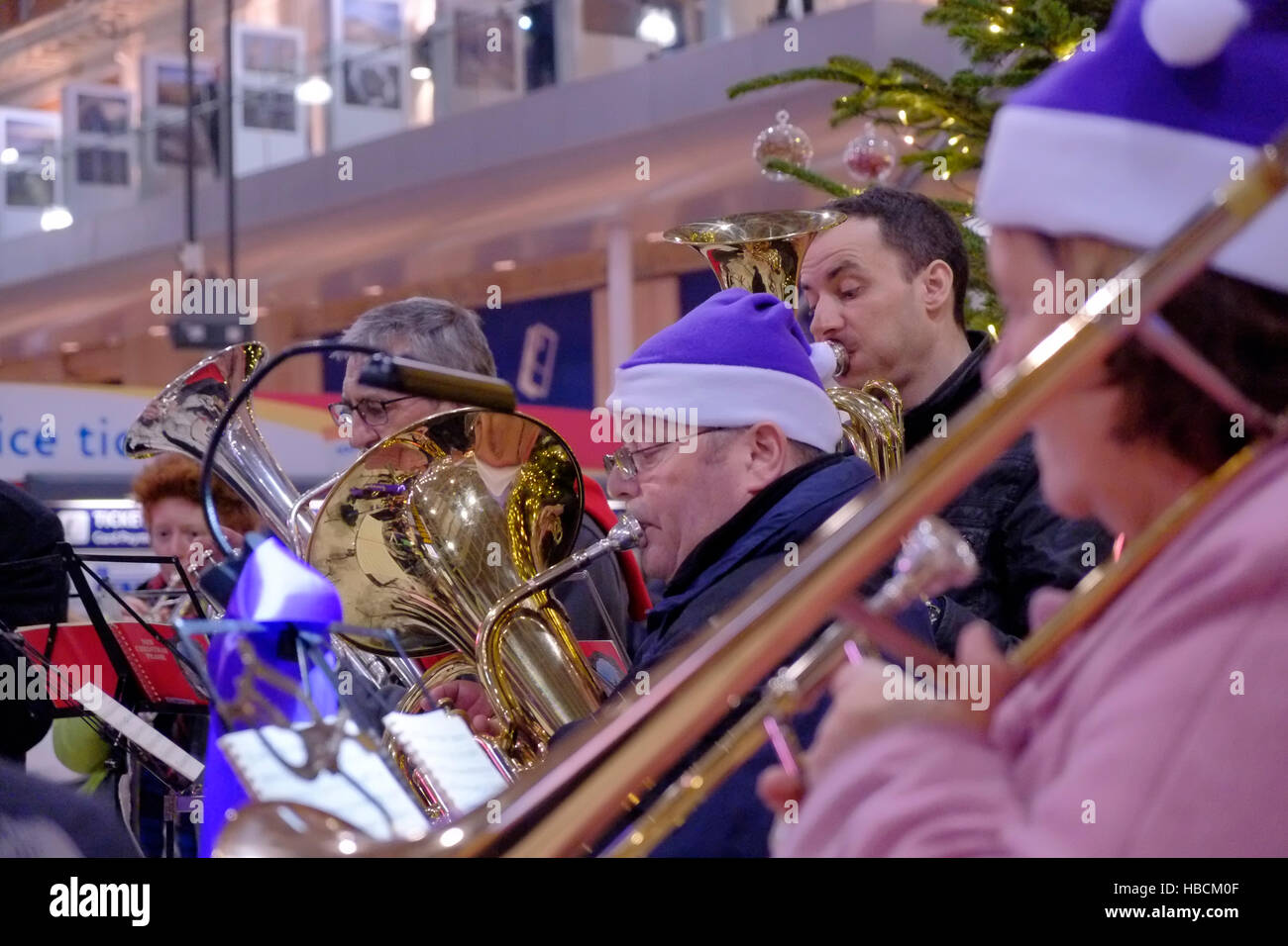 Waterloo station christmas tree hi-res stock photography and images - Alamy