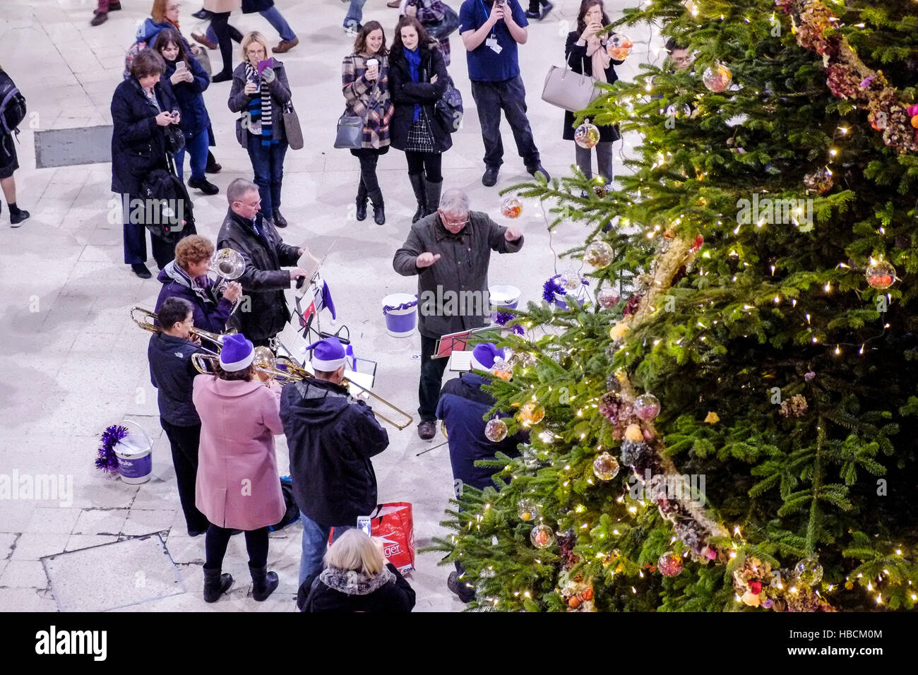 Waterloo station christmas tree hi-res stock photography and images - Alamy