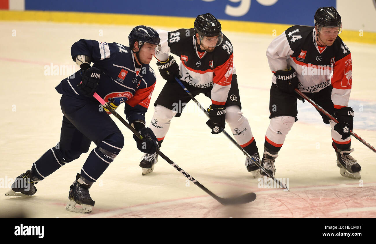 Ostrava, Czech Republic. 06th Dec, 2016. From left: Lukas Klok of HC ...