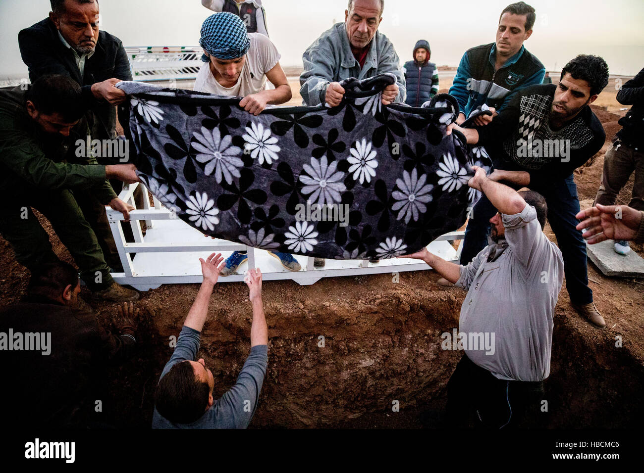 Hasansham, Ninewa Province, IRAQ. 3rd Dec, 2016. The funeral rite and ...