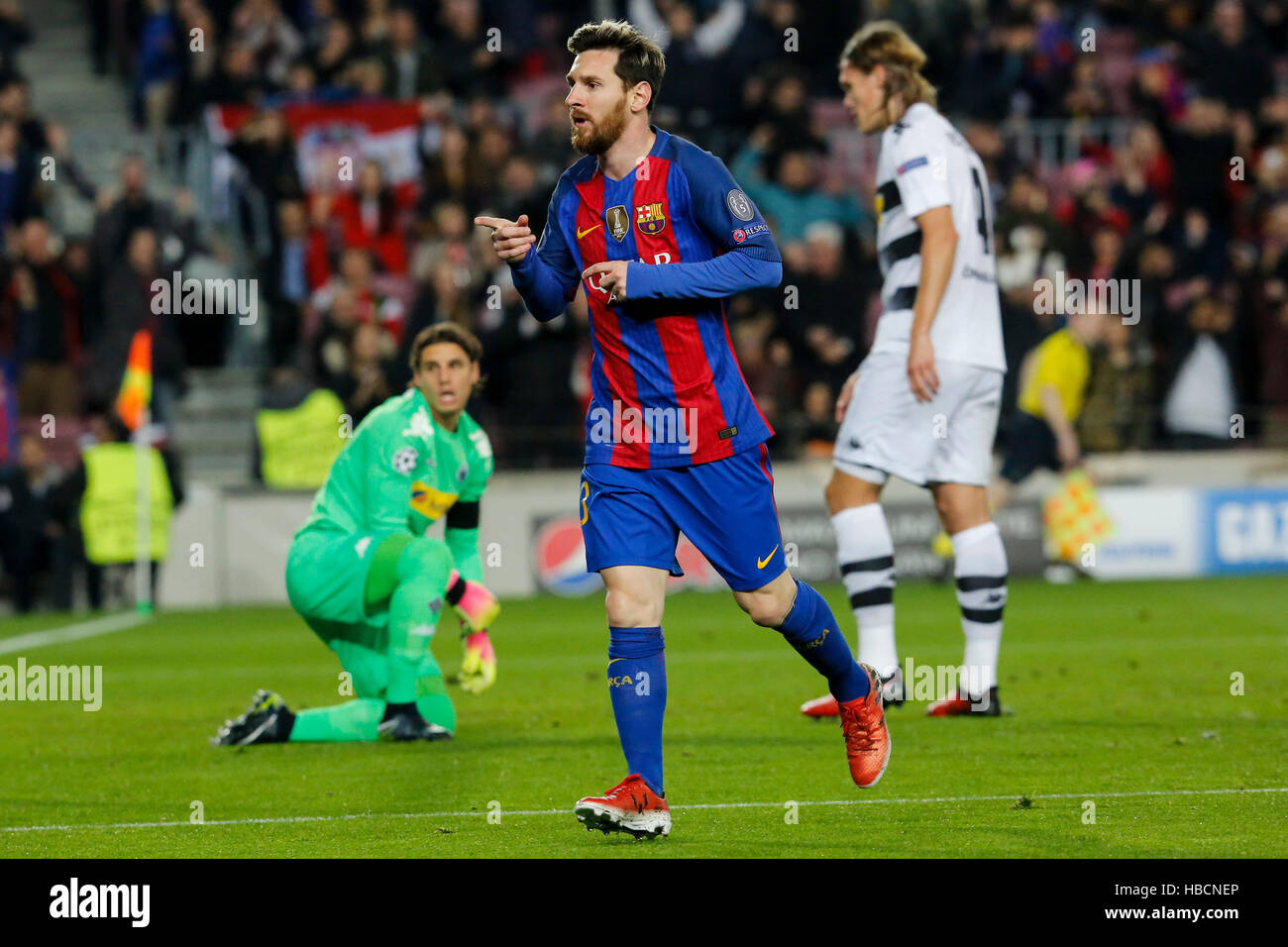Barcelona, Spain. 6th Dec, 2016. Barcelona's Lionel Messi (C ...