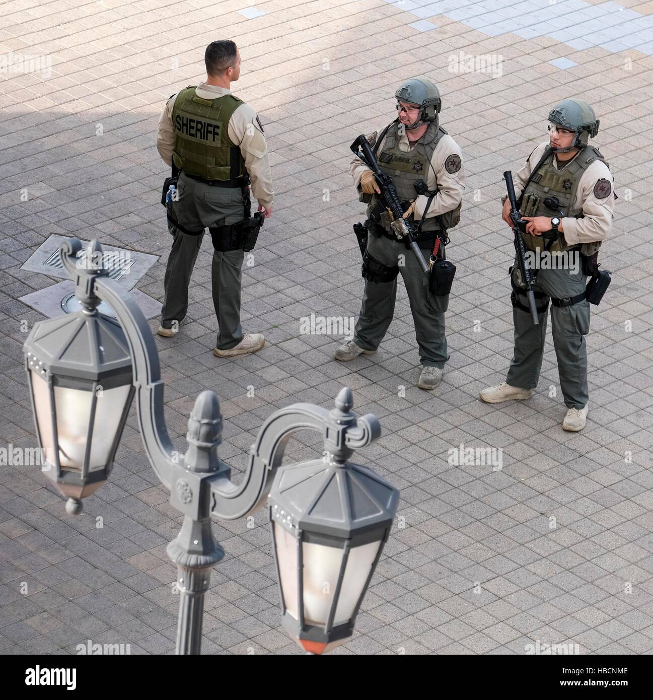 Los Angeles, USA. 6th Dec, 2016. Police officers stand guard at the ...