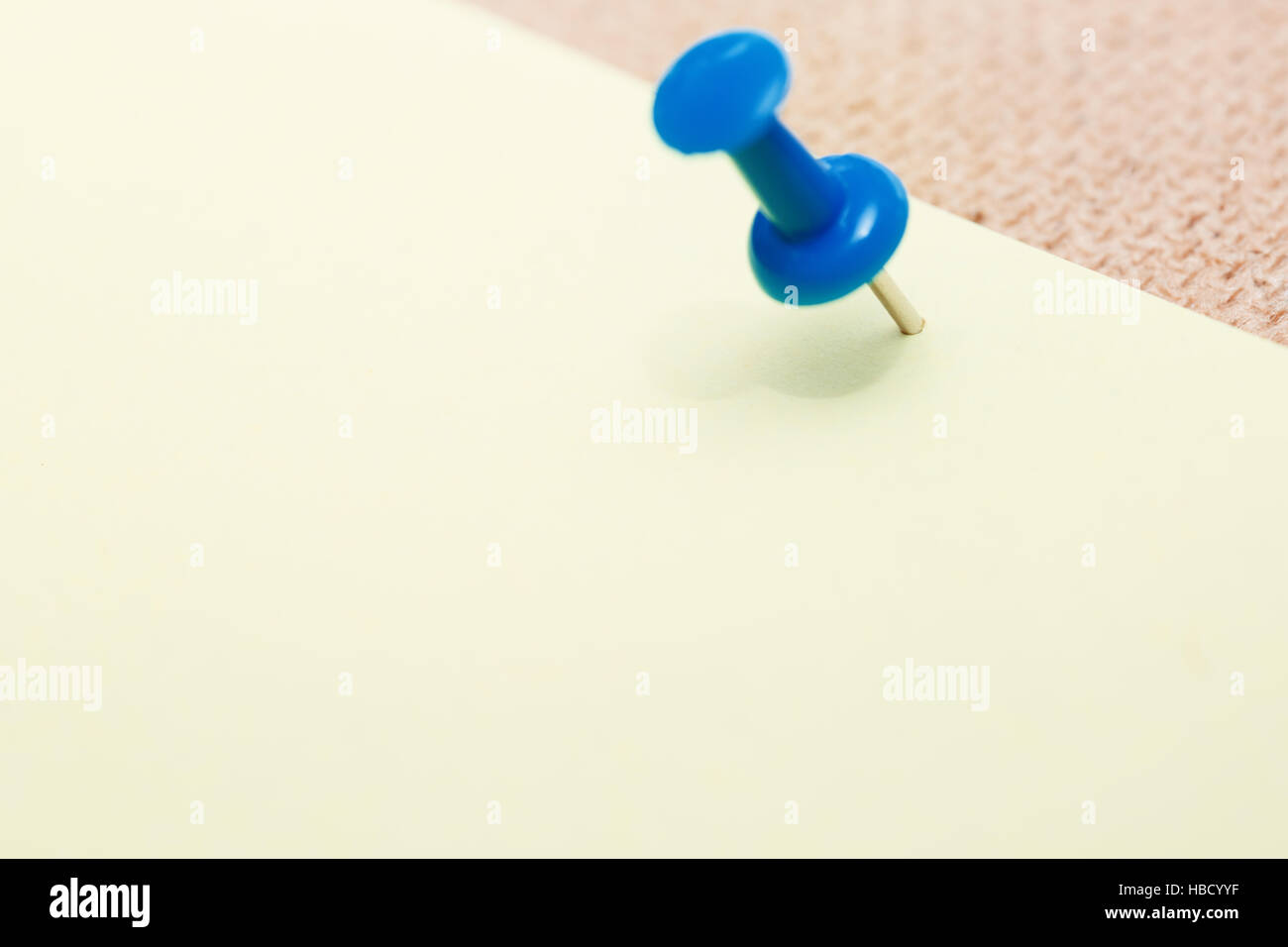 Adhesive note and blue pushpin Stock Photo - Alamy