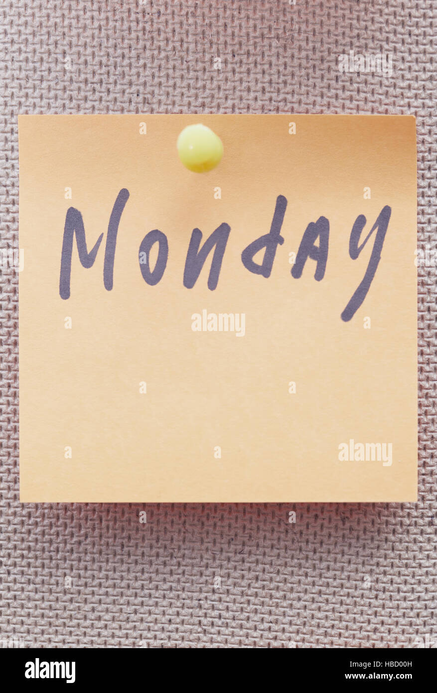 Monday written on a sticky note Stock Photo - Alamy