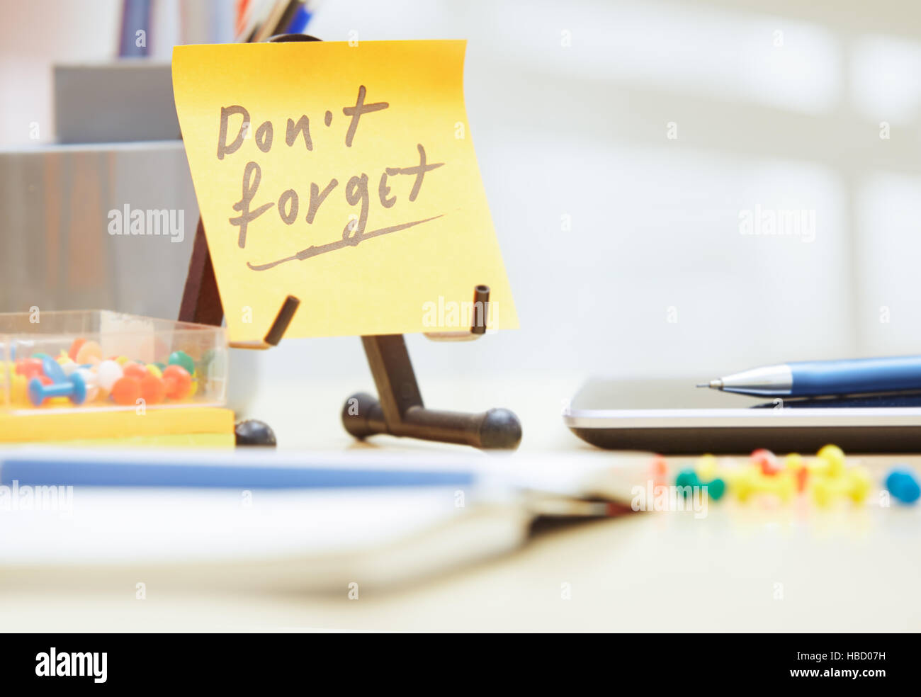 Do not forget text on adhesive note Stock Photo - Alamy