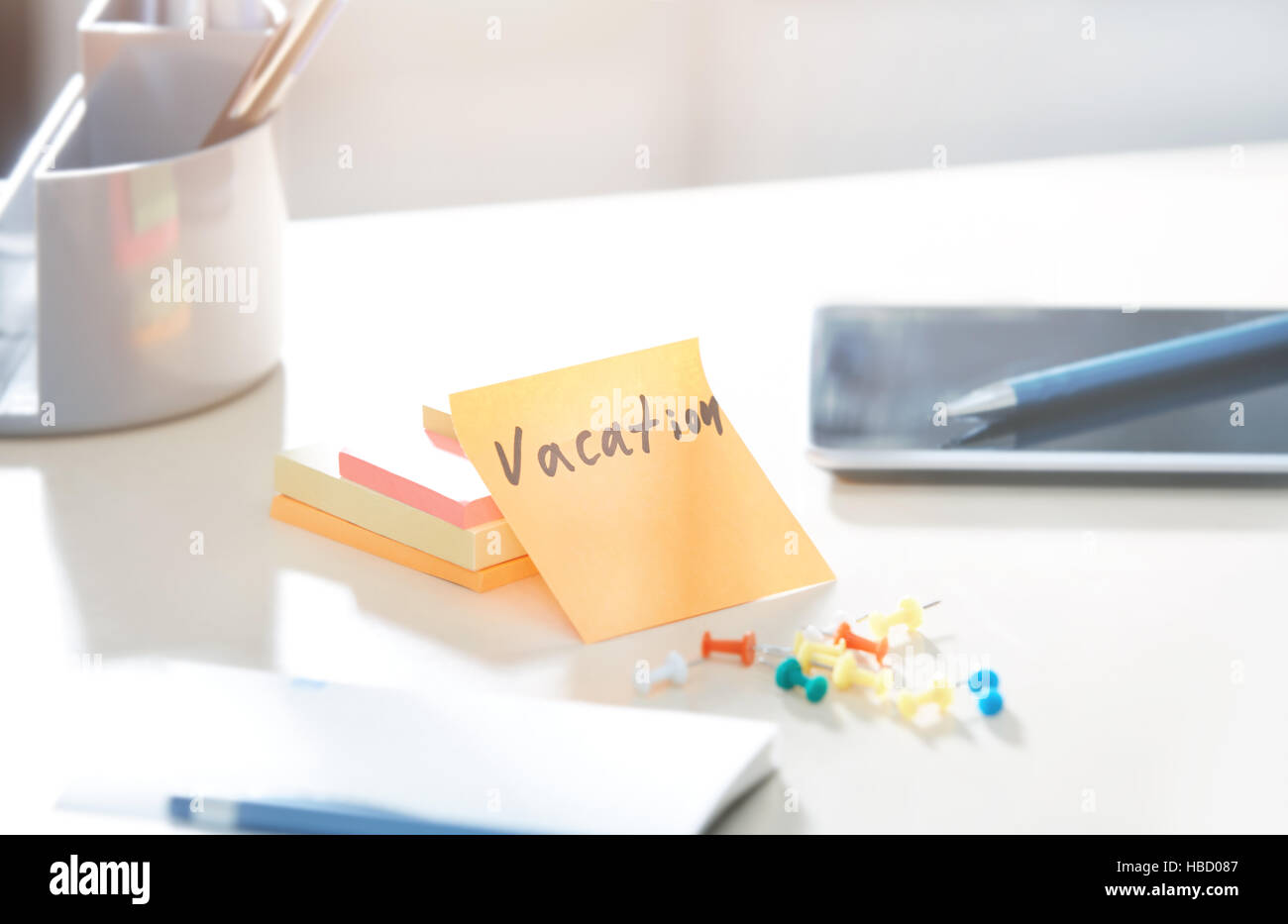 Vacation text on adhesive note Stock Photo - Alamy