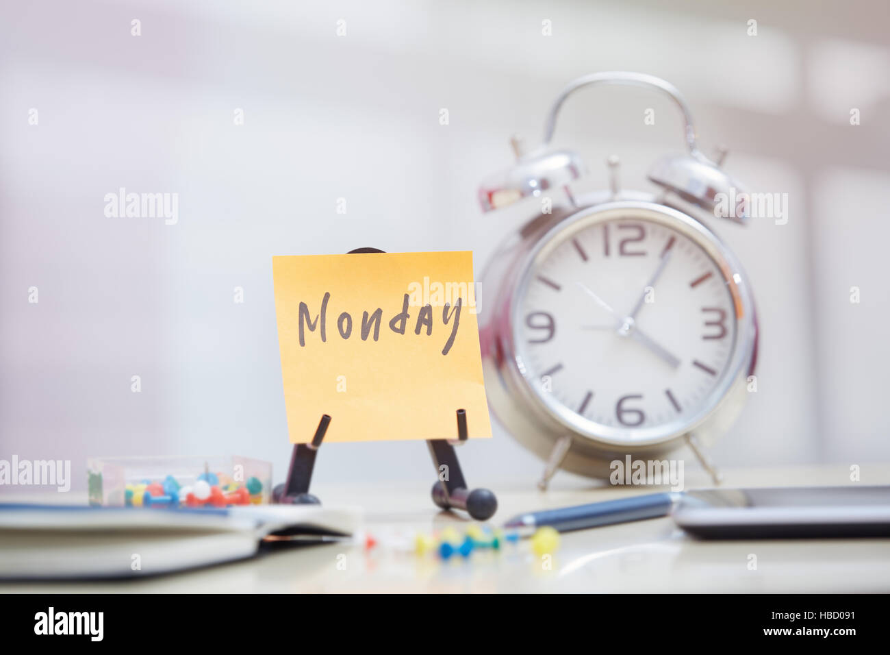 Monday text on adhesive note Stock Photo - Alamy