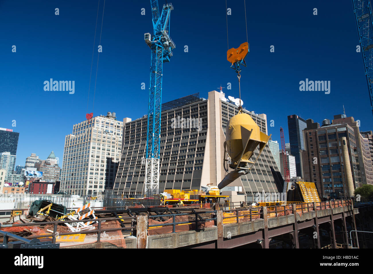 New York City buildings under construction next to the High Line Stock ...