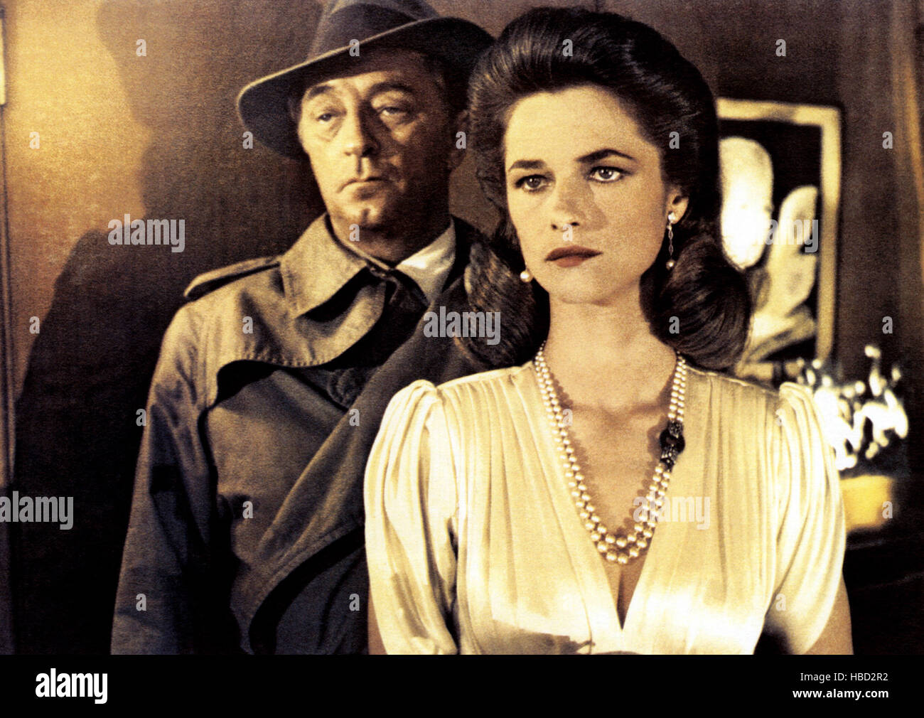 FAREWELL, MY LOVELY, from left: Robert Mitchum. Charlotte Rampling ...