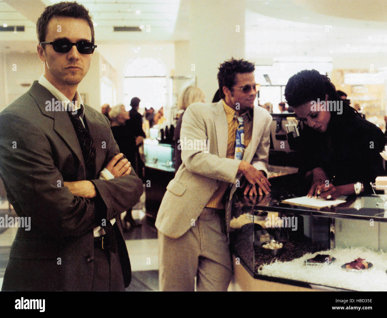 FIGHT CLUB, Edward Norton (arms folded), Brad Pitt (tan jacket), 1999 ...