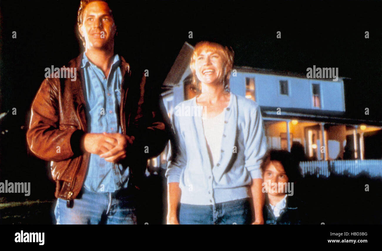 FIELD OF DREAMS, from left: Kevin Costner, Amy Madigan, Gaby Hoffman ...