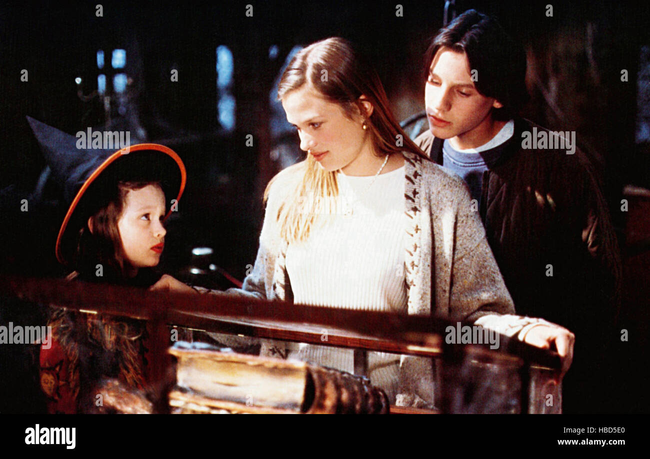 HOCUS POCUS, Thora Birch (witch hat), Vinessa Shaw, Omri Katz (rear ...
