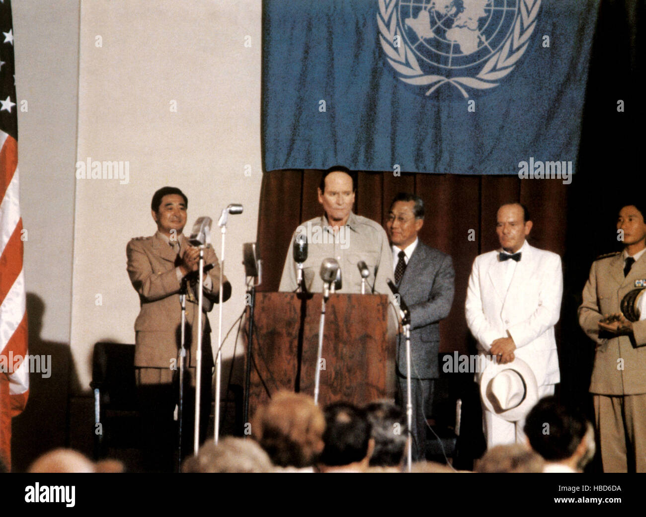INCHON, Laurence Olivier as General Douglas MacArthur (at podium), Nam ...