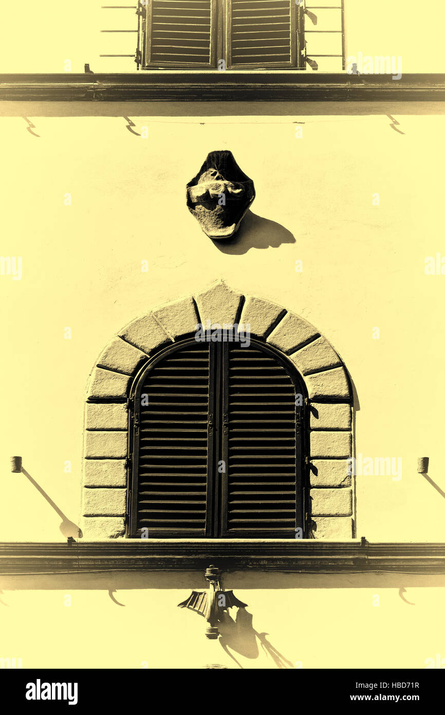 Shuttered facade hi-res stock photography and images - Alamy