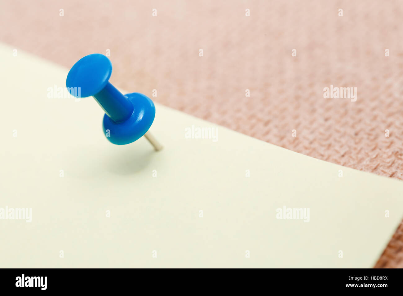Adhesive note and blue pushpin Stock Photo - Alamy