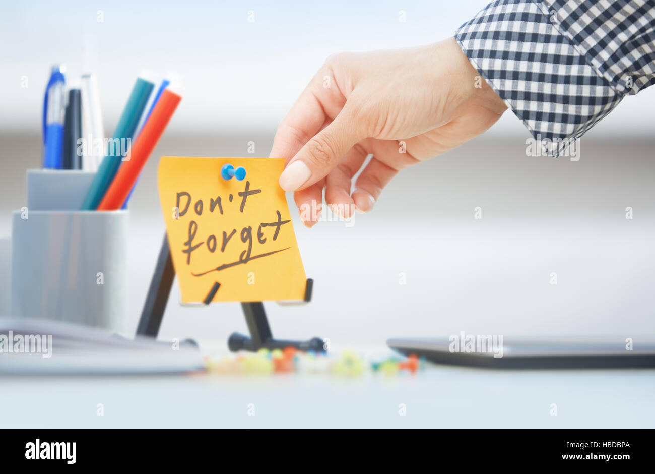 Do not forget text on adhesive note Stock Photo - Alamy