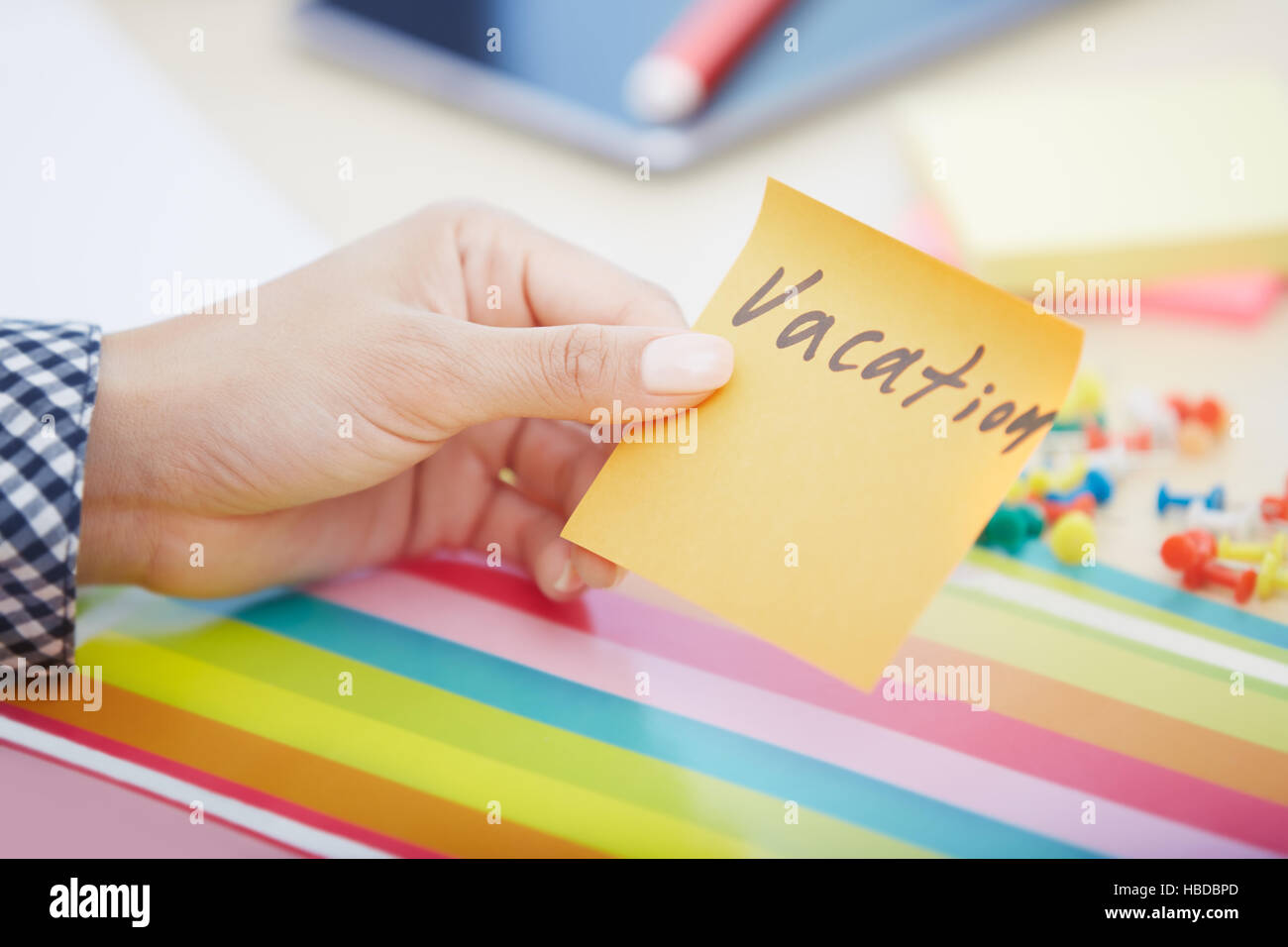 Vacation text on adhesive note Stock Photo - Alamy