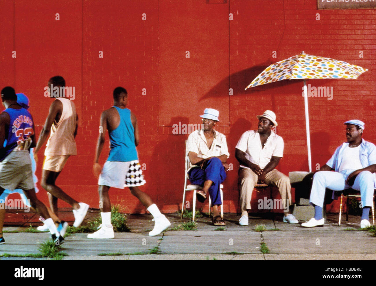 DO THE RIGHT THING, Frankie Faison (seated center), Robin Harris ...