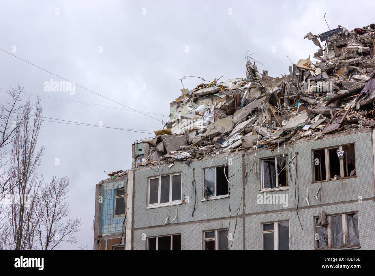 Destruction damaged building exterior bombing rubble hi-res stock ...