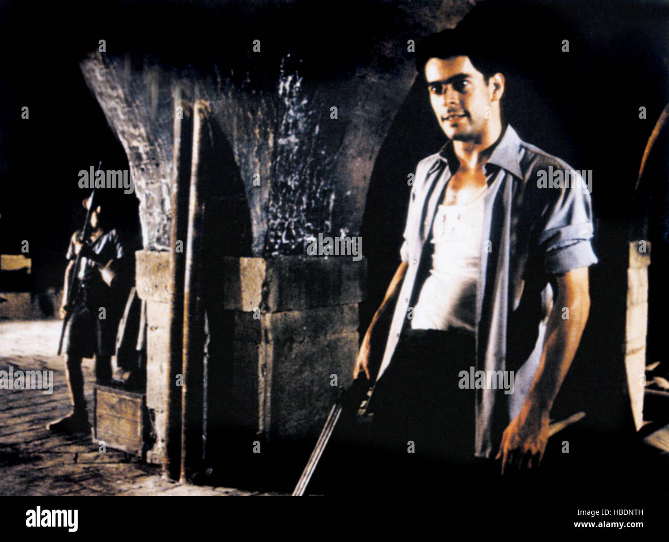 THE DEVIL'S BACKBONE, (aka EL ESPINAZO DEL DIABLO), Fernando Tielve ...